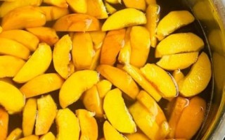 黄桃罐头怎么做才好吃_家庭自制黄桃罐头详细步骤