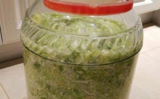 正宗腌酸菜怎么做_东北酸菜腌制比例