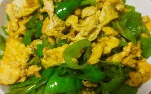 青椒炒鸡蛋怎么做_青椒炒鸡蛋先炒蛋还是先炒青椒