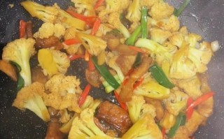 炒菜花怎么炒好吃_家常菜花简单做法