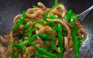 青椒炒鱿鱼须怎么做_青椒炒鱿鱼须焯水吗