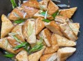 蒜苗炒油豆腐怎么做_油豆腐怎么炒才入味