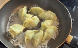 速冻水饺怎么煎不破皮_速冻水饺煎饺的做法