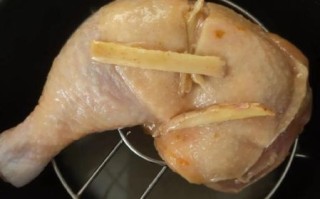 盐焗鸡腿怎么做_盐焗鸡腿要焯水吗