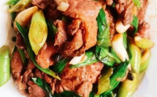 大蒜炒牛肉怎么做_牛肉炒大蒜先放哪个