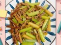 芹菜香干炒肉丝怎么炒才脆嫩_芹菜香干炒肉丝热量高吗