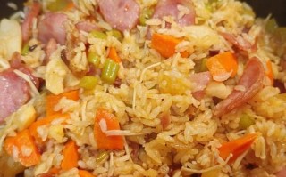 腊肠焖饭怎么做好吃_腊肠焖饭做法技巧