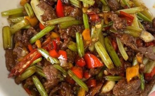 芹菜炒牛肉怎么炒才嫩_芹菜炒牛肉要不要焯水
