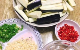 鱼香茄子饭店做法步骤_鱼香茄子怎么做才下饭