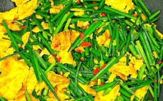 韭菜青椒炒鸡蛋怎么做_韭菜青椒炒鸡蛋的家常做法