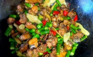 家常青椒辣子鸡怎么做_辣子鸡嫩而不柴的秘诀