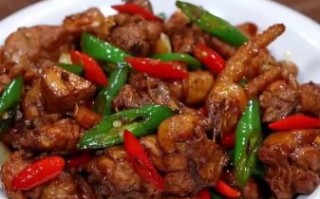 青椒炒鸡肉怎么炒好吃又嫩_青椒炒鸡肉嫩滑技巧