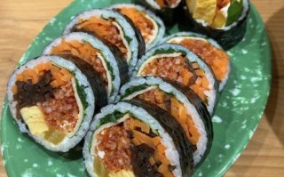 没有寿司帘怎么做寿司_不用竹帘卷寿司的方法 没有寿司帘怎么做寿司_不用竹帘卷寿司的方法