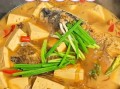 鲢鱼头炖豆腐怎么做_鲢鱼头炖豆腐的家常做法