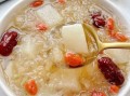 雪耳煲汤配什么好_雪耳煲汤搭配禁忌