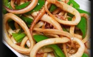 青椒炒鱿鱼圈怎么做_鱿鱼圈焯水几分钟