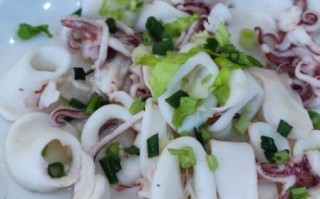 白灼鱿鱼怎么做好吃_白灼鱿鱼焯水几分钟