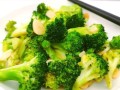 家常炒西兰花怎么做_西兰花焯水几分钟才脆绿