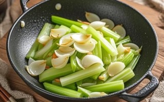 鲜百合炒芹菜怎么做_鲜百合炒芹菜要焯水吗