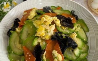 西葫芦木耳炒鸡蛋的做法_西葫芦木耳炒鸡蛋怎么炒好吃