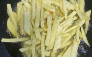炸薯条怎么做才酥脆_炸薯条需要焯水吗
