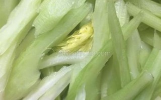 西芹怎么切_西芹切丝还是切段