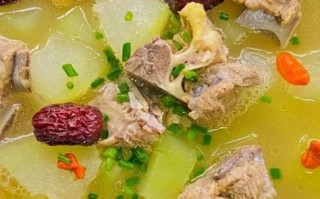 红汤排骨炖冬瓜怎么做_冬瓜炖排骨要不要焯水