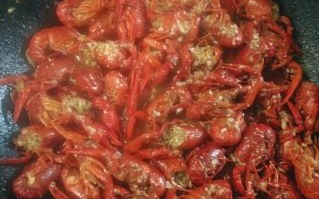 蒜泥龙虾怎么做_正宗蒜泥龙虾的做法视频