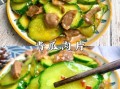 青瓜炒肉怎么炒才脆嫩_青瓜炒肉要不要焯水