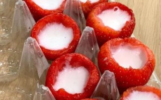 草莓冰淇淋的做法_酸奶草莓冰淇淋怎么做