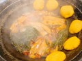 铁锅炖鱼贴饼子怎么做_铁锅炖鱼贴饼子窍门