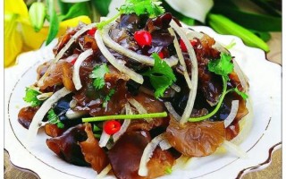 洋葱木耳炒肉丝怎么做_木耳要不要焯水