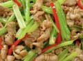 芹菜炒肉怎么炒好吃_芹菜炒肉用哪块肉最嫩