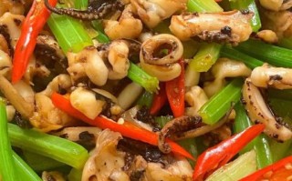 炒鱿鱼怎么做_炒鱿鱼的家常做法视频