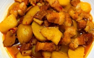 红烧土豆五花肉怎么做_五花肉炖土豆软烂秘诀