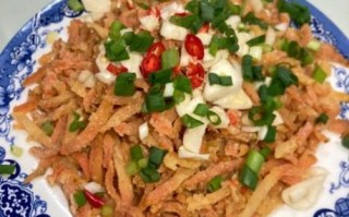 饭店蒸红萝卜丝怎么做_蒸红萝卜丝用不用焯水