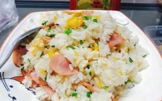 鸡蛋火腿肠炒饭怎么做_鸡蛋火腿肠炒饭热量高吗