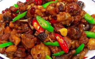 尖椒肥肠鸡怎么做_尖椒肥肠鸡为什么好吃