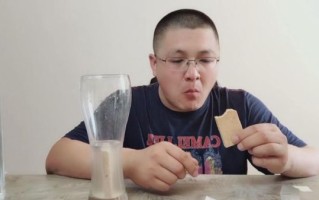 压缩饼干喝水会撑死人吗_真相揭秘