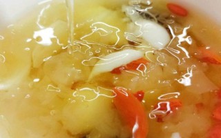 冰糖银耳莲子羹怎么做_银耳莲子羹要炖多久