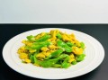 鸡蛋炒青椒怎么做_鸡蛋炒青椒先炒哪个