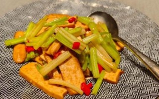 芹菜炒干子怎么炒好吃_芹菜干子炒多久才脆嫩