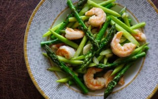 芦笋炒虾仁怎么炒才嫩_芦笋炒虾仁焯水还是直接炒