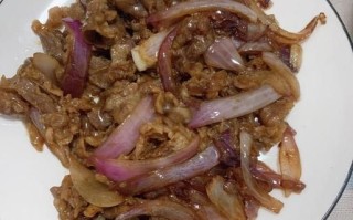 洋葱炒肥牛卷怎么做_肥牛卷炒洋葱几分钟熟