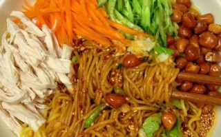 鸡丝凉面怎么做_鸡丝凉面酱汁怎么调