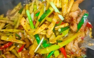 小竹笋怎么焯水去涩_小竹笋炒肉做法大全图解