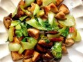 香菇油菜怎么炒好吃_家常香菇油菜的做法步骤