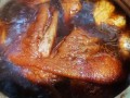 虎皮猪肘子怎么做才酥烂_为什么先炸后炖不脱皮
