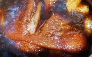 虎皮猪肘子怎么做才酥烂_为什么先炸后炖不脱皮
