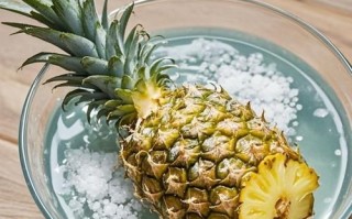 菠萝泡盐水用冷水还是热水_正确做法与口感差异